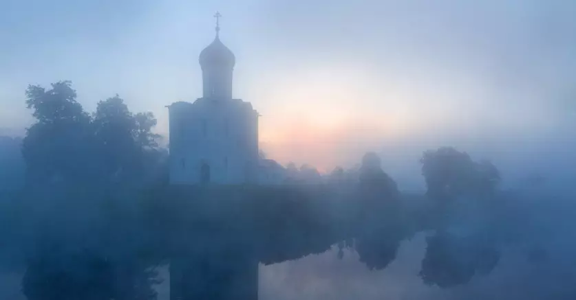 Foto: Sergey Erhov Pokrov-Kirche, die auf einem künstlichen Hügel errichtet wurde. Normale Ribbon Foundation, Halle