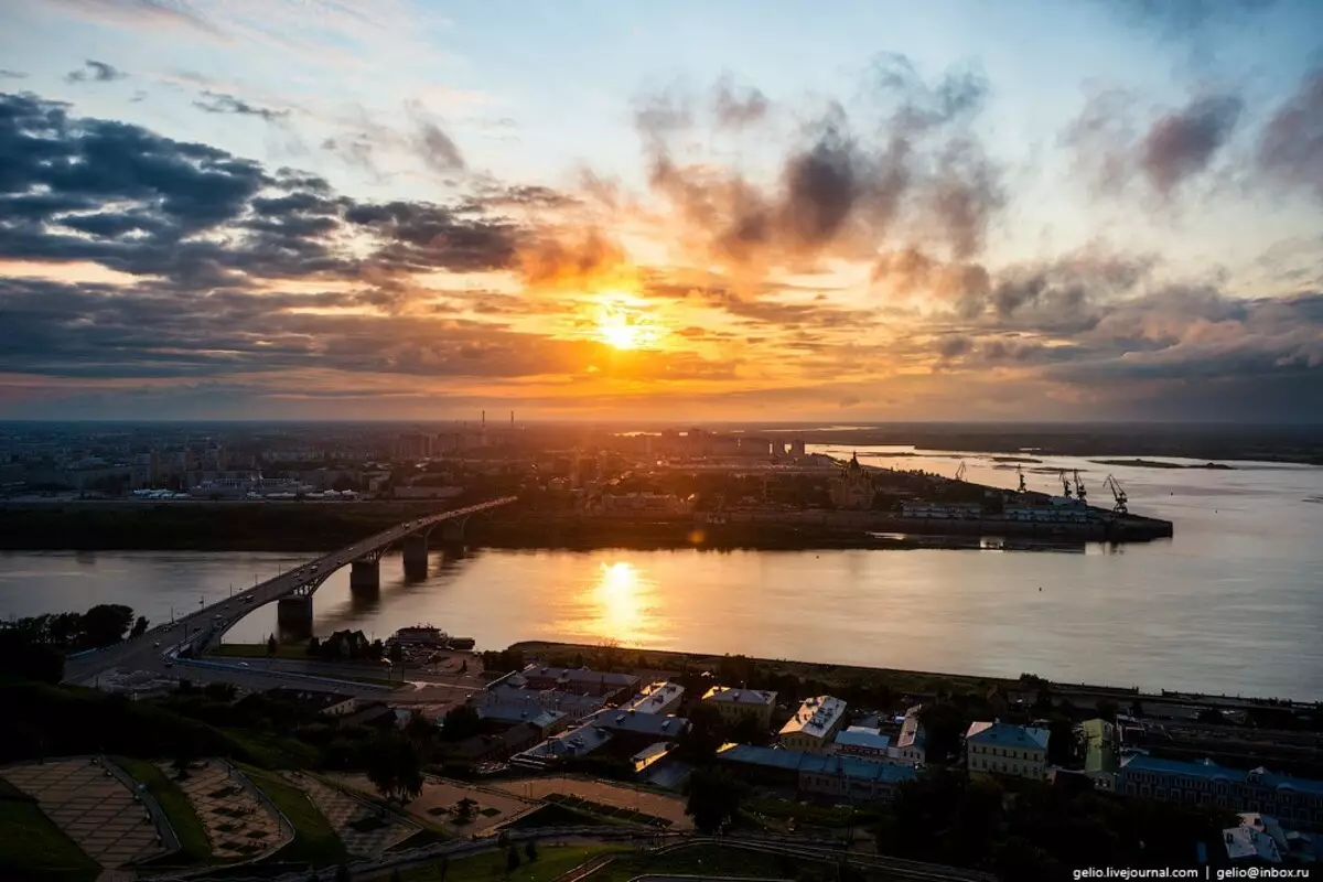 1. Nizhny novgorod inowanikwa 400 km kumabvazuva kweMoscow.