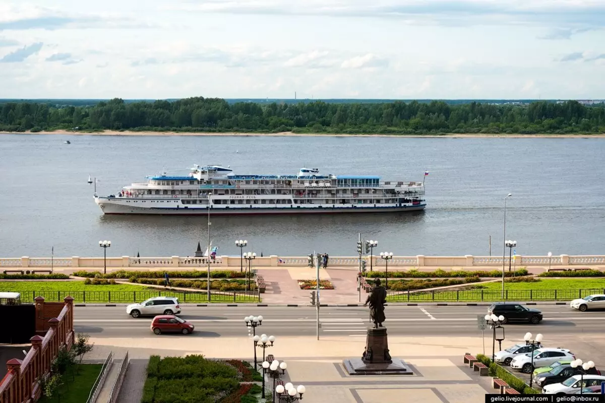 22. La ciutat és un dels centres més grans del turisme fluvial de Rússia. El port accepta vaixells