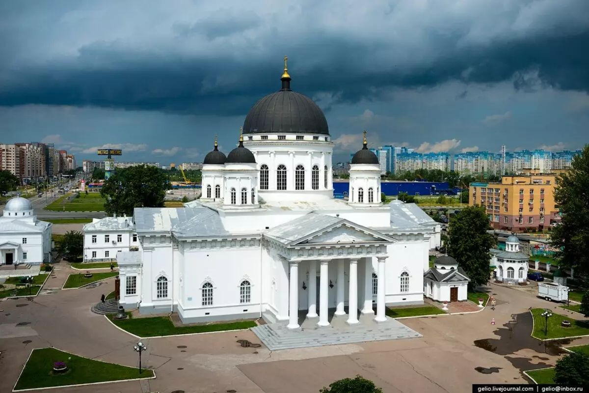 32. Katedrála na starom trhu. Postavený v roku 1822 podľa projektu A.A. Betancura. Fasády vyvinuté Augustote