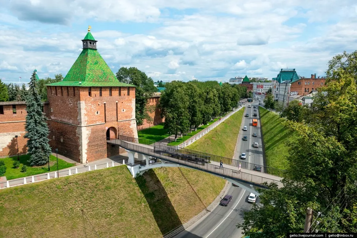 4. Tŵr Nikolskaya a phont i gerddwyr dros Gyngres Zelansky.