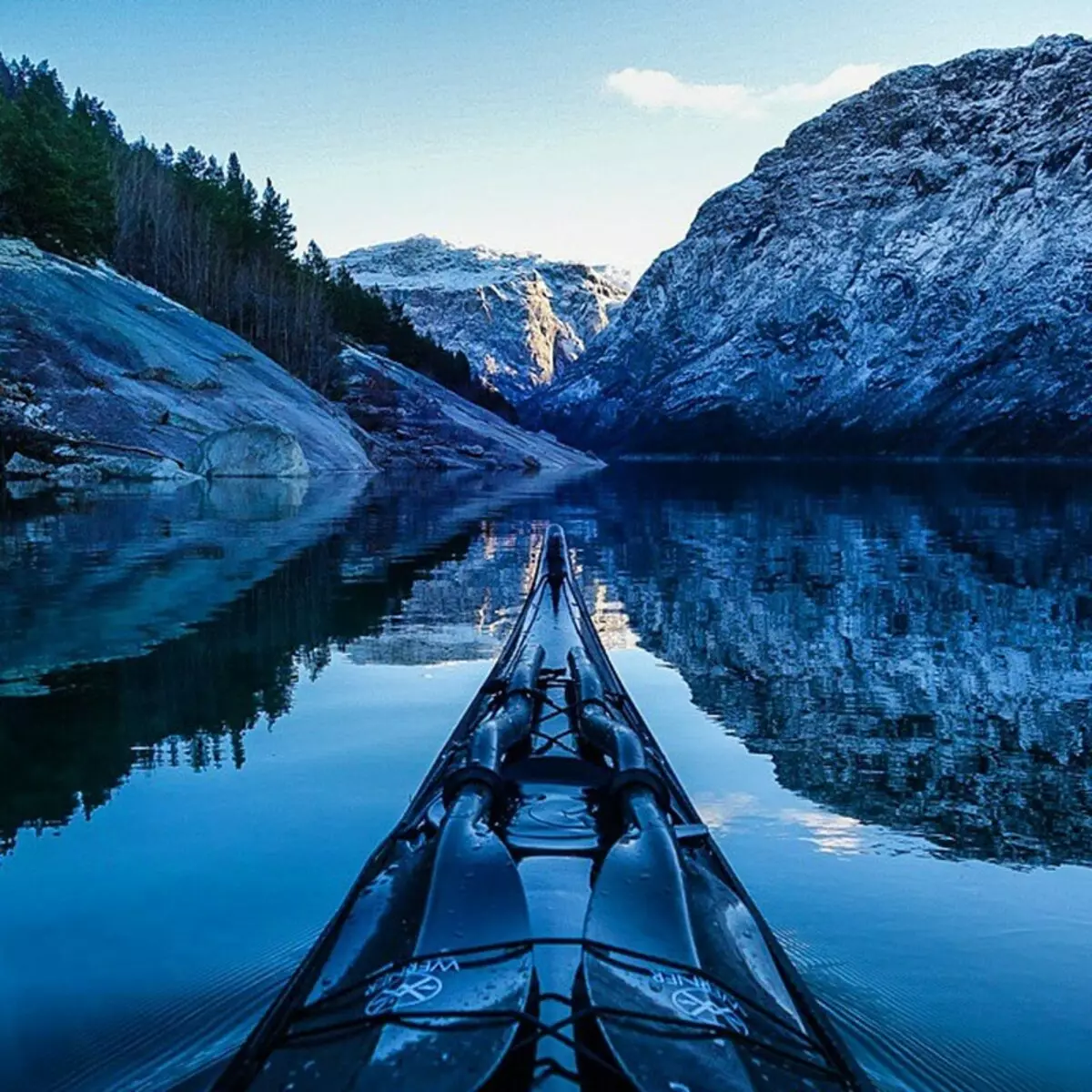 Kayaker bën fotografi mahnitëse të fjordëve norvegjeze dhe i publikon ato në Instagram