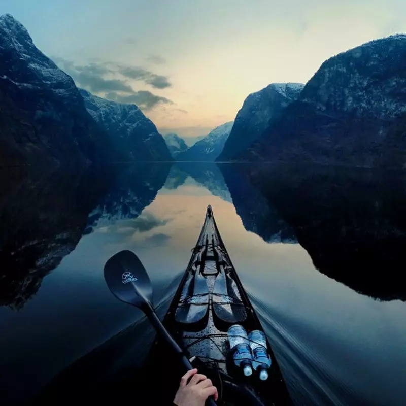 I-Kayaker yenza imifanekiso emihle yeefjords zeNorway kwaye ipapasha kwi-Instagram