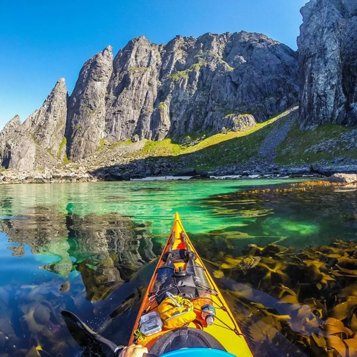 I-Kayaker yenza imifanekiso emihle yeefjords zeNorway kwaye ipapasha kwi-Instagram