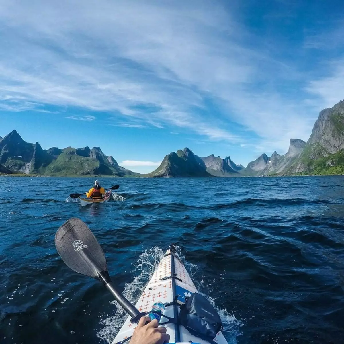 I-Kayaker yenza imifanekiso emihle yeefjords zeNorway kwaye ipapasha kwi-Instagram