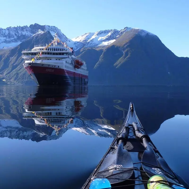 Ny Kayaker dia manao sary mahaliana an'i Norvezy Fjord ary namoaka azy ireo tao amin'ny instagram