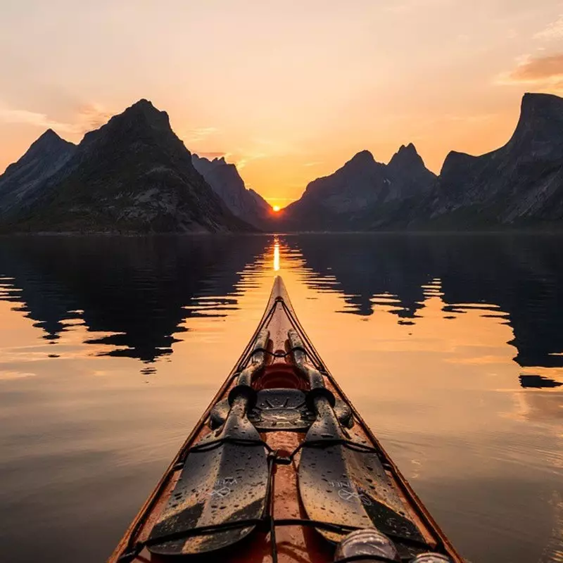 Kayaker bën fotografi mahnitëse të fjordëve norvegjeze dhe i publikon ato në Instagram