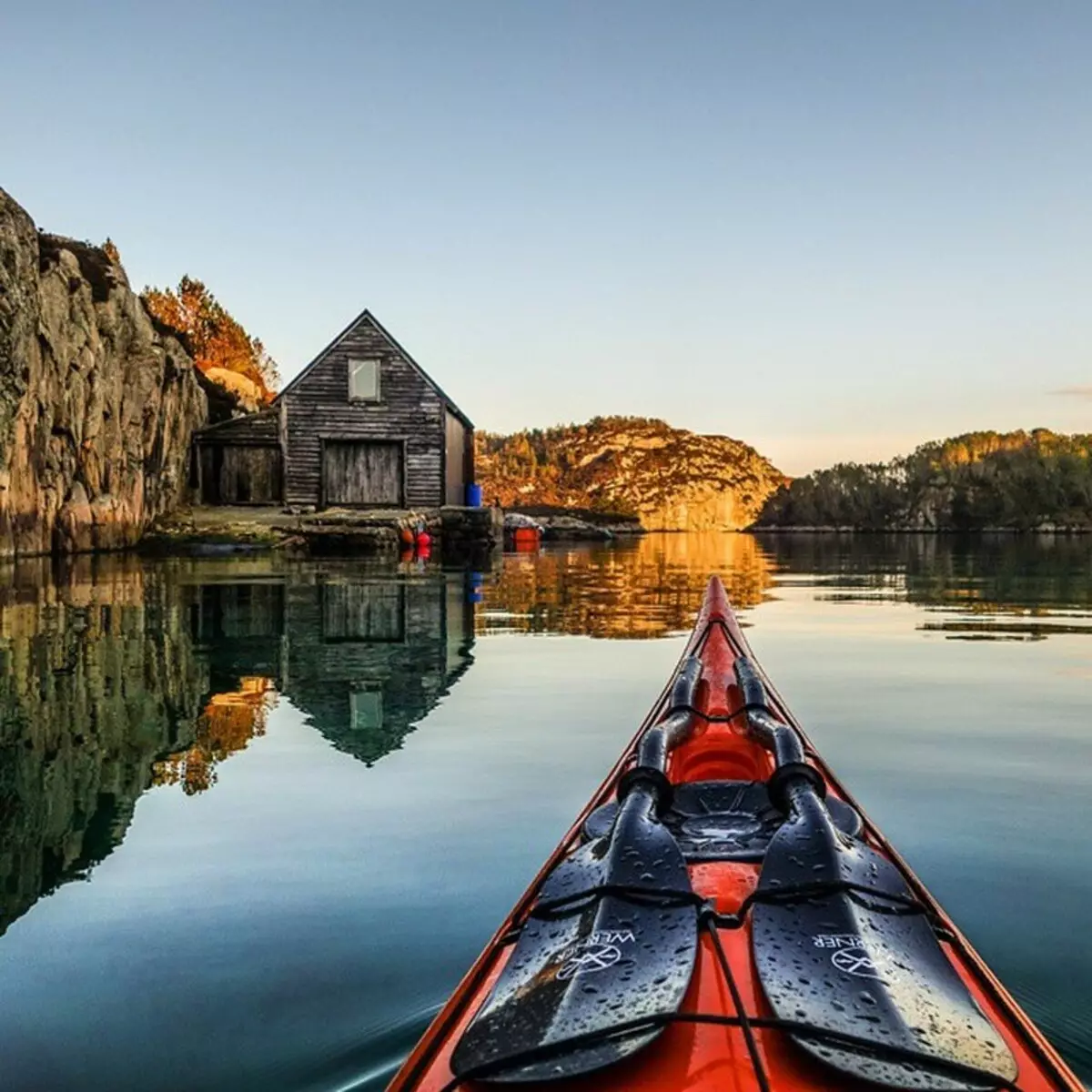 Kayaker bën fotografi mahnitëse të fjordëve norvegjeze dhe i publikon ato në Instagram