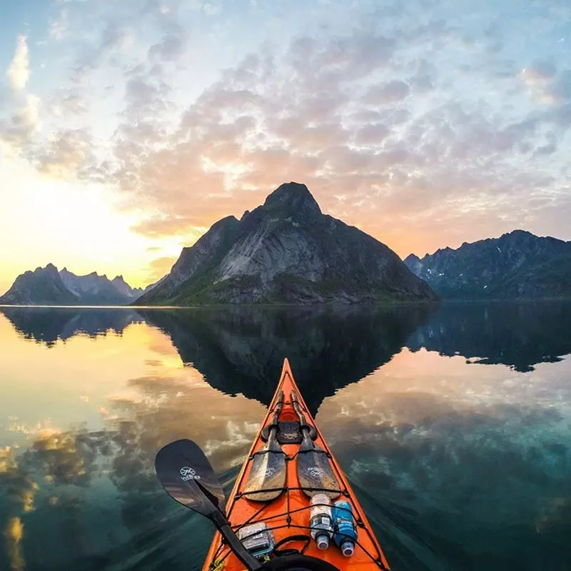 Kayaker bën fotografi mahnitëse të fjordëve norvegjeze dhe i publikon ato në Instagram