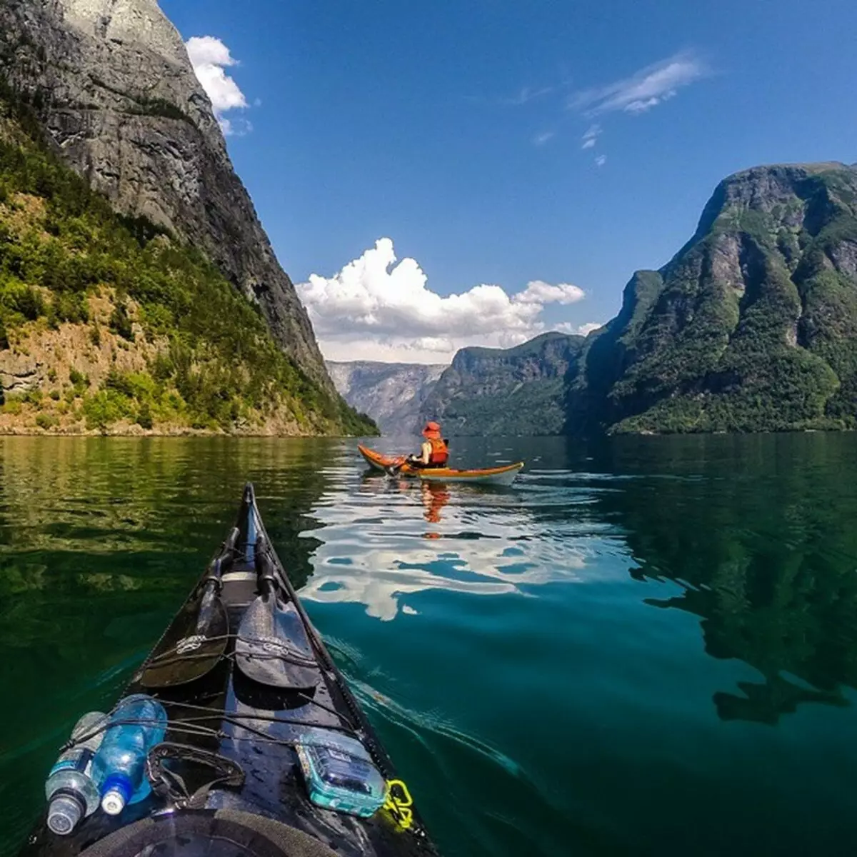 Ny Kayaker dia manao sary mahaliana an'i Norvezy Fjord ary namoaka azy ireo tao amin'ny instagram