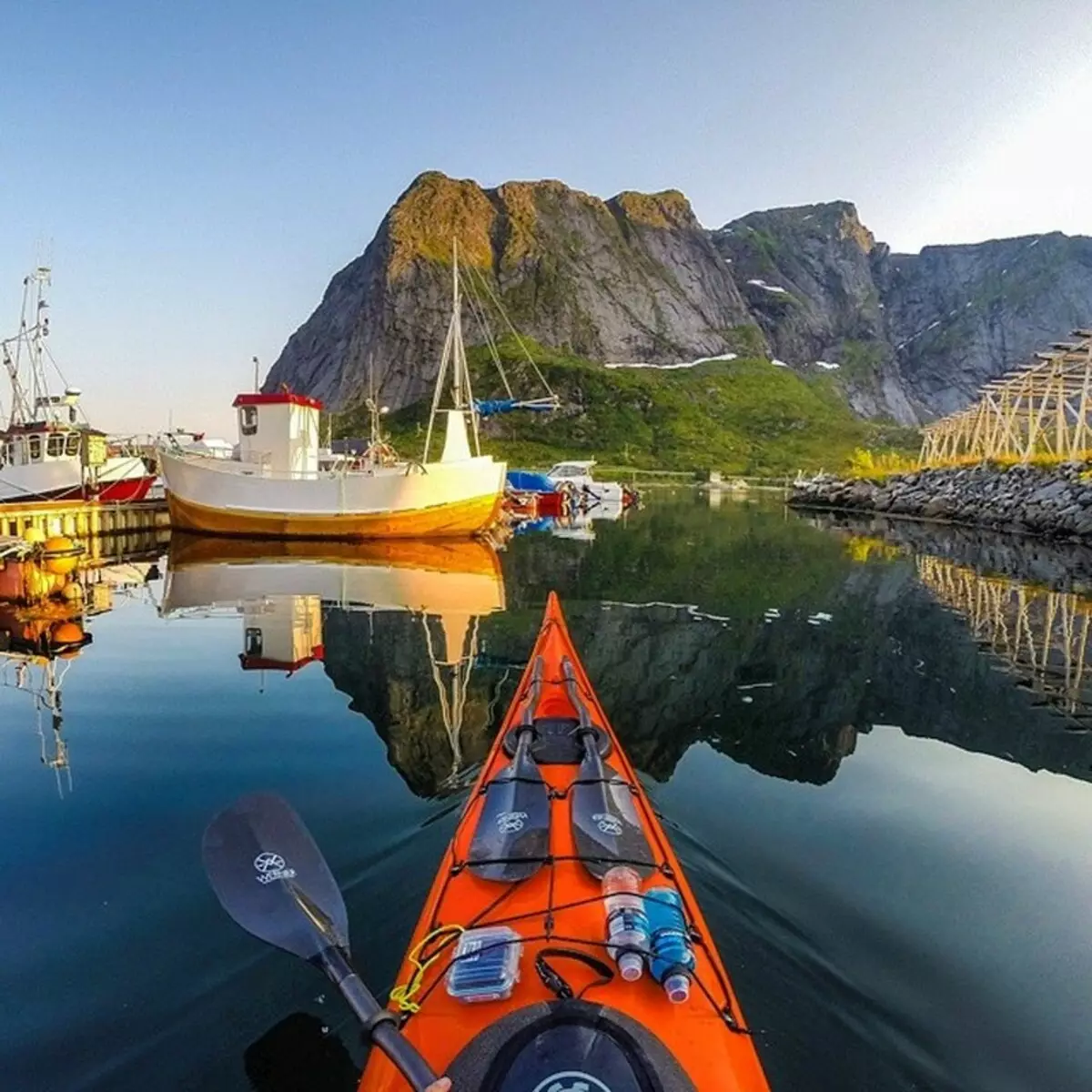 Kayaker bën fotografi mahnitëse të fjordëve norvegjeze dhe i publikon ato në Instagram