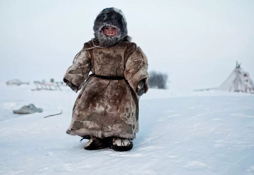 Junge in der Tundra.