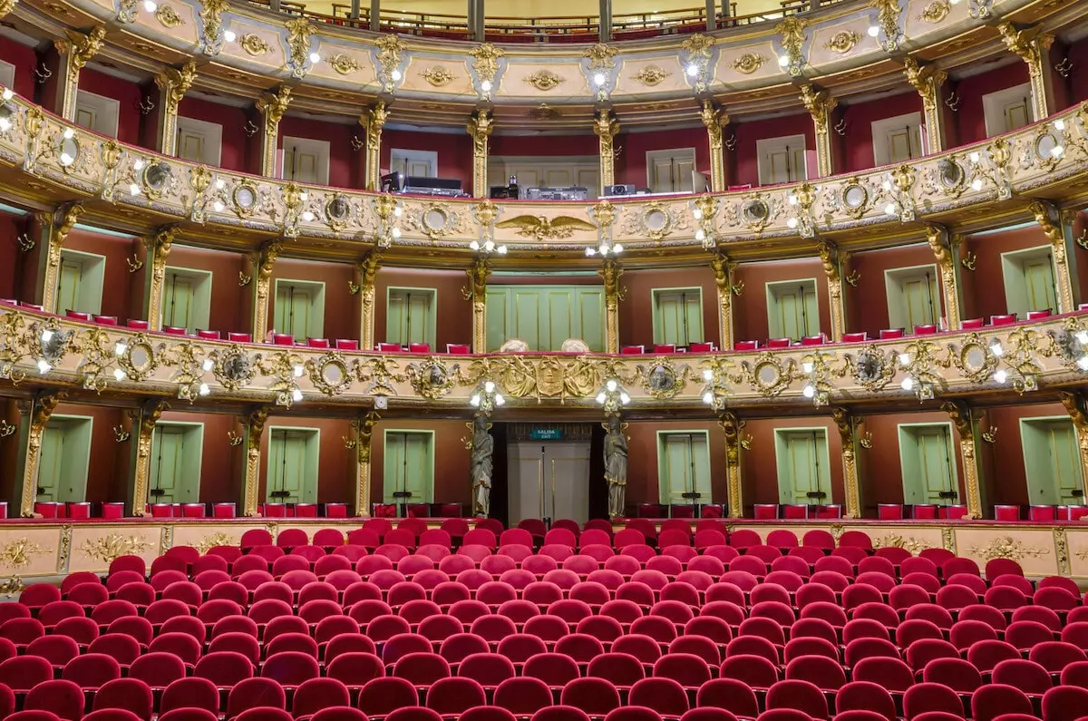 Interior teater opera dari sudut pandang pemain 1310_1