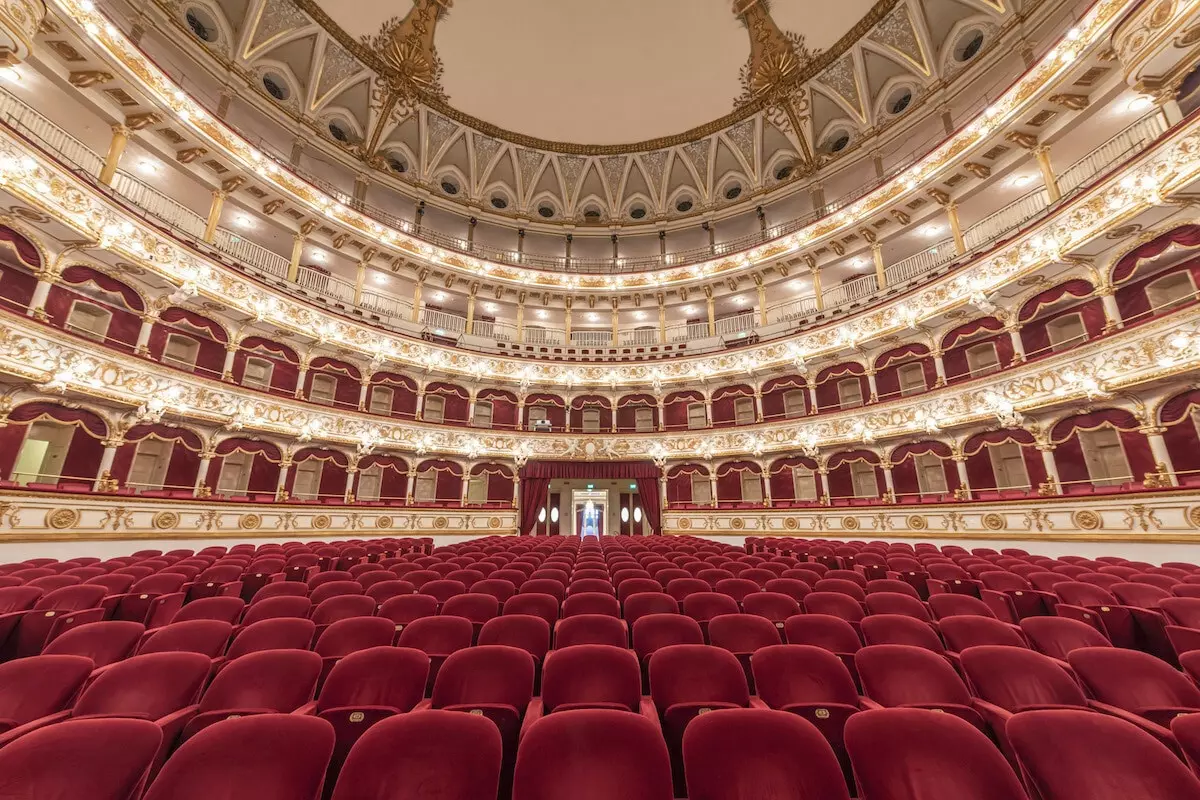 Interior teater opera dari sudut pandang pemain 1310_4