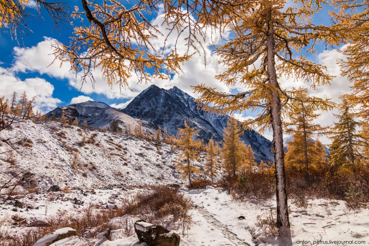 17. Dakle, Belukha, malo pokriveni oblaci pokriveni. Čini se da joj je ruka. i korak po ledu