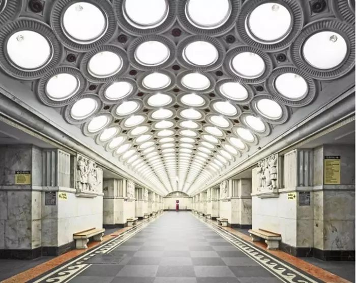 Gambar anu sules tina Moscow sareng St Petersburg Metro. Aula gurun méwah