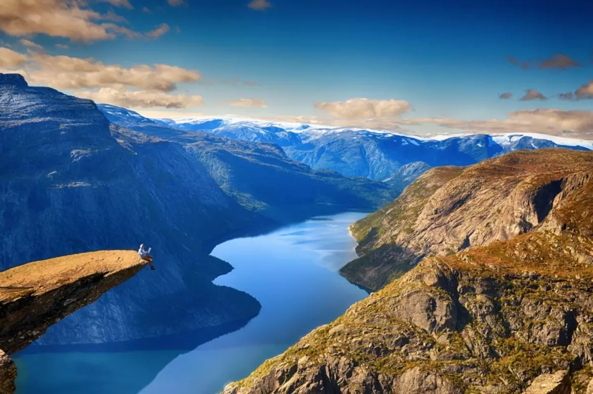 Troll-taal - Stiene ledge op Mount Skyeggedal, Towering oer Lake RingedalsWatn op 'e hichte