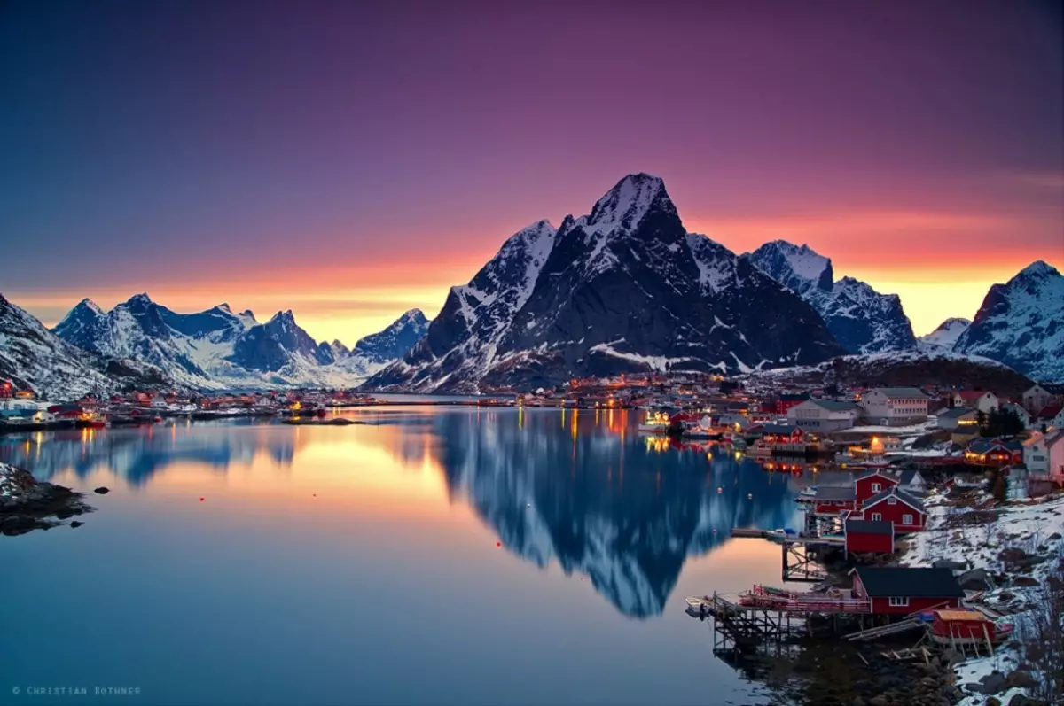 Puti nga mga gabii sa Lofoten Islands sa Dagat sa Norway.