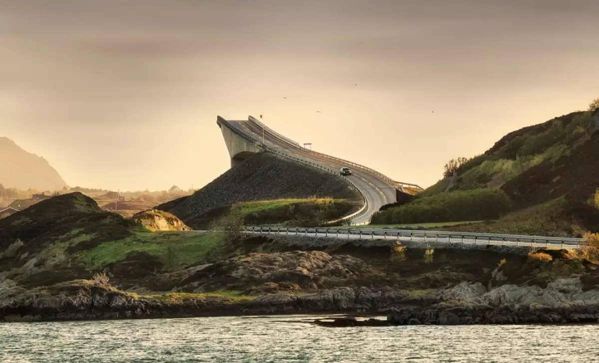 Storszandetsky Bridge - Bridge, menghubungkan daratan dan pulau Avero di provinsi Möre-og Romsdal.