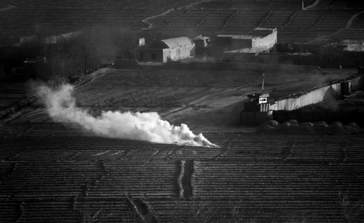 6. De rookcontrole geeft de plaats aan om een ​​militaire medische helikopter te planten. (Ap / Kevin Frayer)