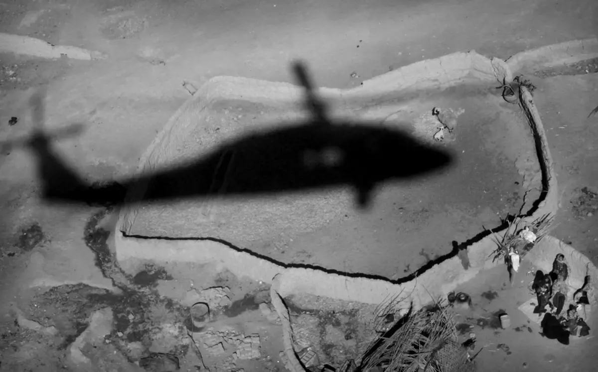 7. ombra de l'helicòpter d'aterratge a prop de Marjaha. (AP / Kevin Frayer)