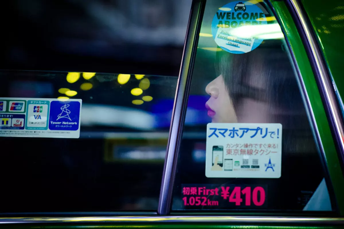 Taxi notturno Tokyo nelle immagini di Oleg Tolstoy