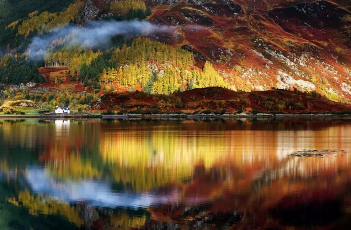 © Lago nacionalGeográfico de Asha sobre un fondo de bosque multicolor, Honea, Japón