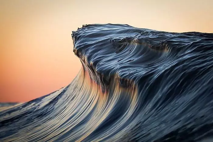 Laut sapertos gunung. Fotografer lloyd mistudell.