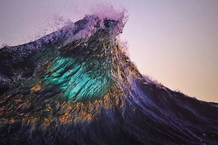 Laut seperti gunung. Fotografer lloyd meudell.