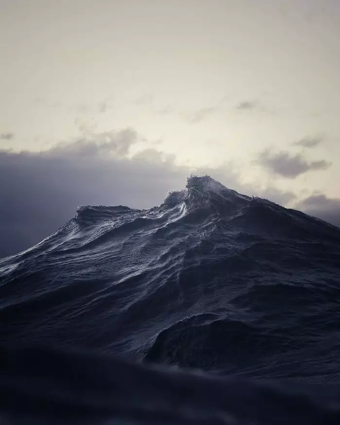 Laut seperti gunung. Fotografer lloyd meudell.