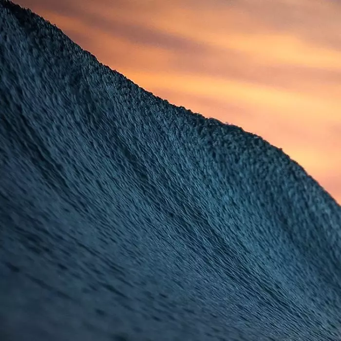 Laut seperti gunung. Fotografer lloyd meudell.