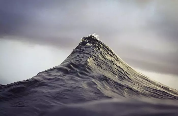 Laut sapertos gunung. Fotografer lloyd mistudell.