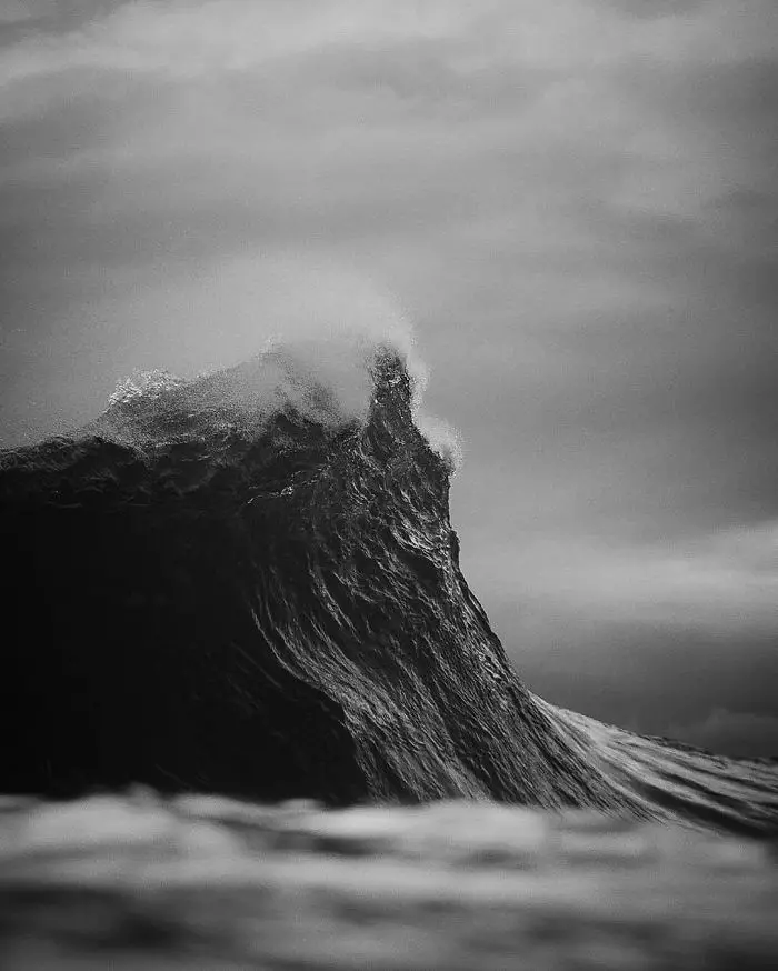 Dagat tulad ng mga bundok. Photographer Lloyd Meudell.