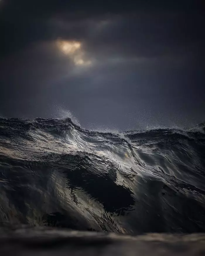 Laut sapertos gunung. Fotografer lloyd mistudell.