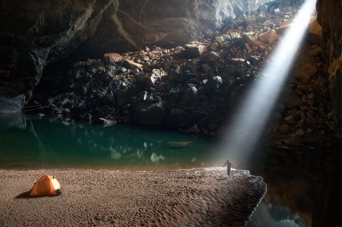 © Lam Tu / Solent News / Rex / Shutterstock Uma das maravilhas da natureza é a terceira maior caverna do mundo