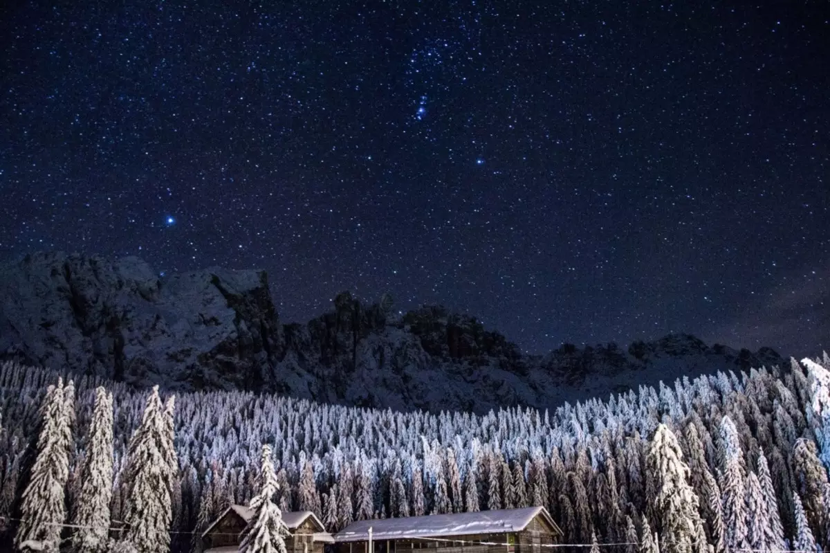 © Alessandro Vior / Usplash duizenden verre zonnen en sterrenstelsels in een heldere winterhemel.