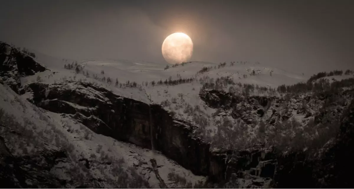 © Paul Edmundson / Rex / Shutterstock Moon, Norveç fiyortları üzerinde kapalıdır. Bu yerlerde sen