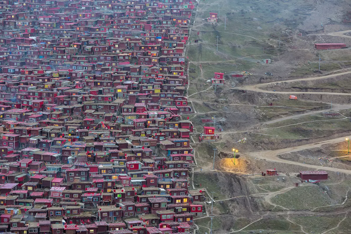 8. Pekerjaan berat di pabrik bata di India. (Foto Saha Shibasish):