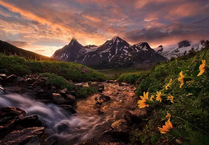 黎明在地球的不同部分。他是什麼？攝影師Marc Adamus。