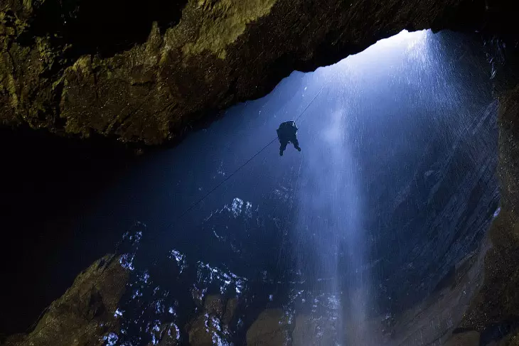 1. Vicino alla città di Inglton in Inghilterra, ad una profondità di 100 metri c'è la più grande grotta in Brit.