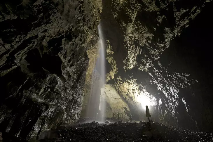 2. A Francoforte, che sorge sul fiume principale, c'è una costruzione di un tunnel sotterraneo sotto il fiume. Qui k.