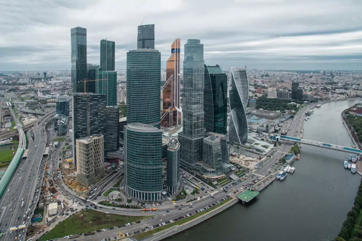 13. Russiýa goşunynyň Gyzyl Banner akademiýasynyň Gyzyl Banner akademiýasynyň merkezi tarapyndan tertibi. Momenden