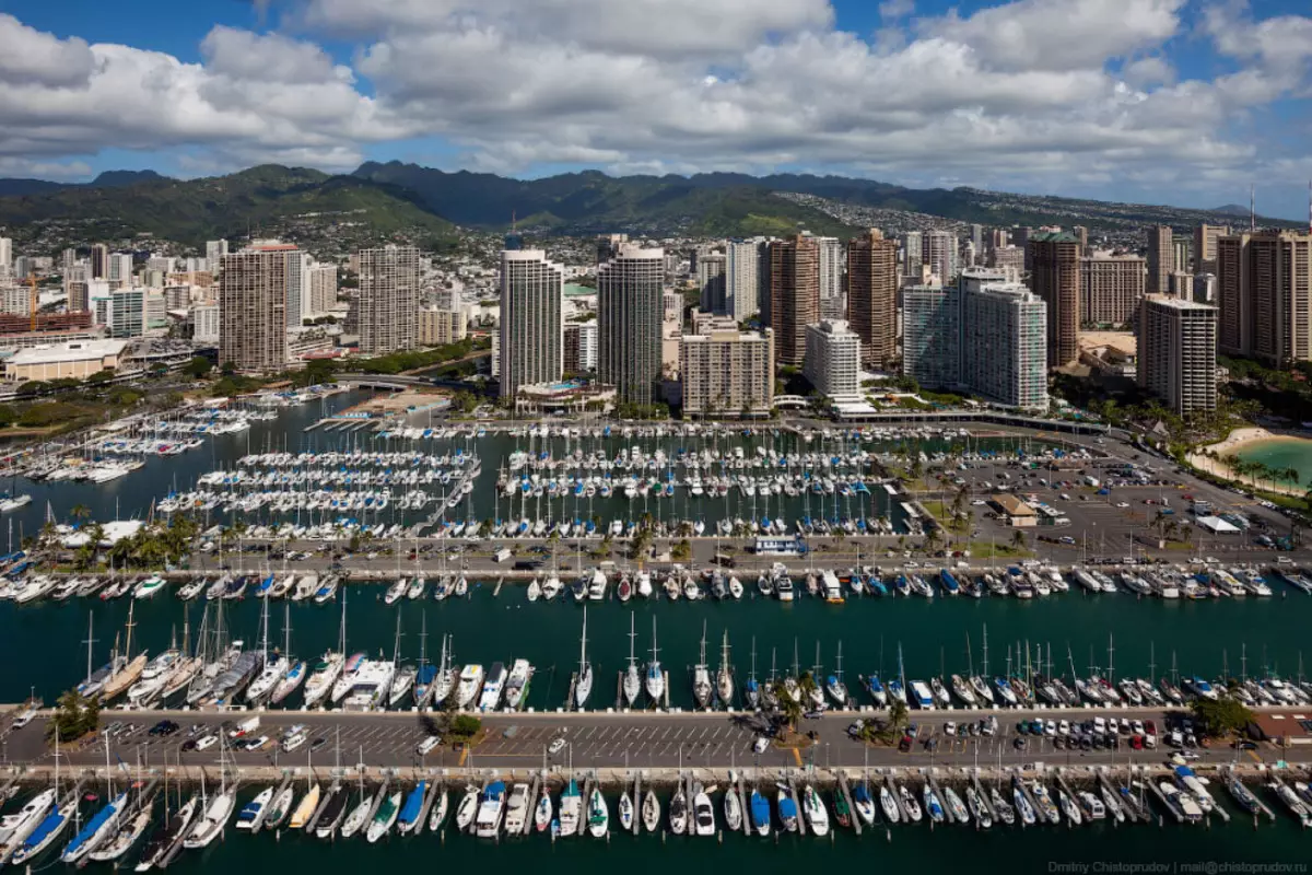 6. Plazhi i famshëm Vaikika në qendër të Honolulu vizitohet çdo ditë nga më shumë se 70,000 njerëz që