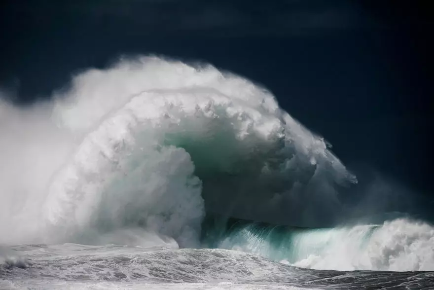 Maestoso potere delle onde dell'oceano in fotografie Luke Shadbolt