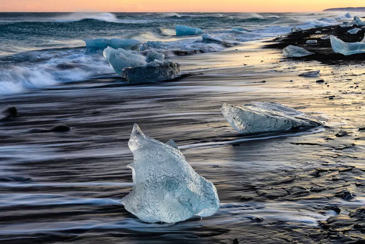 Om alla glaciärer plötsligt smälte, skulle vattennivån i jordens hav stiga upp med 64 meter och om