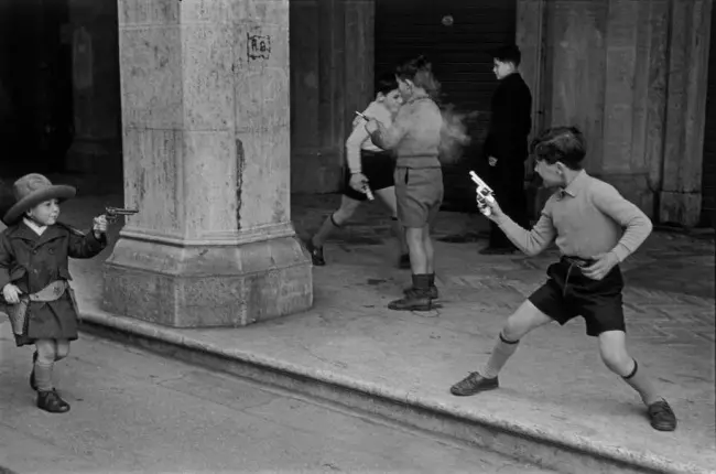 Bambini che giocano Cowboys, Roma, 1951