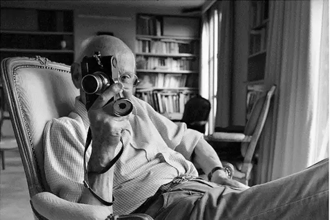 การทำงานร่วมกันด้วยตนเองด้วยภาพถ่าย Magnum Henri Cartier Bresson ได้ใช้เฟรมโดยใช้