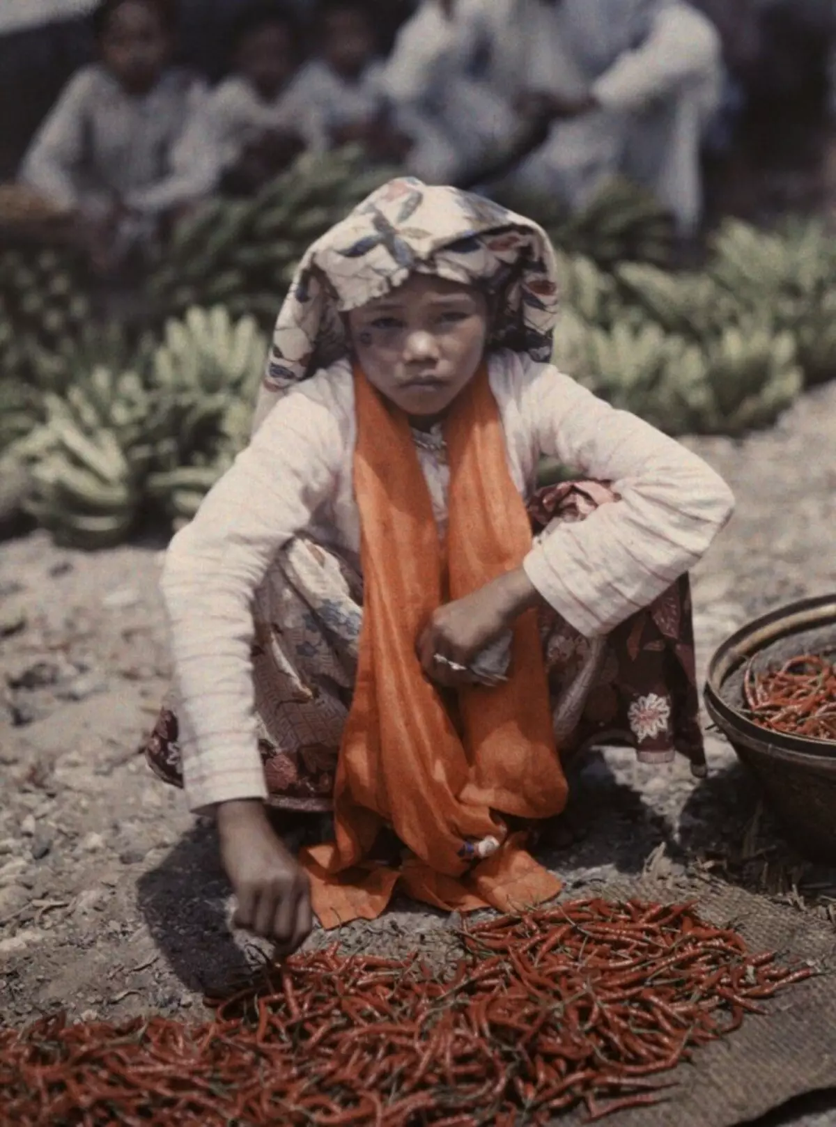 Vendeuse au poivre sur le marché à Fort de Cok (Bukitting), Indonésie, 1930. Autochrom, photographe V. robert Moore