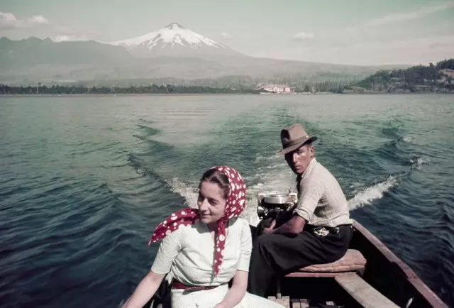 Hoja po čolnu na jezeru Villarrrica, Čile, 1941. Auto, PhotograpHer V. Robert Moore