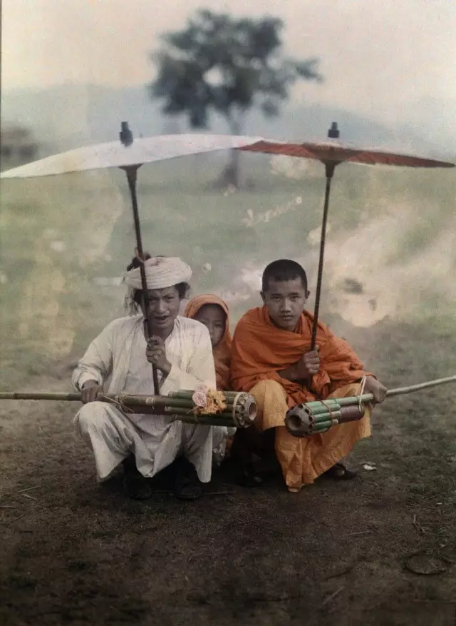 Préparation au lancement des missiles de bambou, Myanmar, 1931. Auto, photographe V. robert Moore